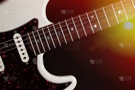 现场音乐现代电吉他特写与舞台灯光