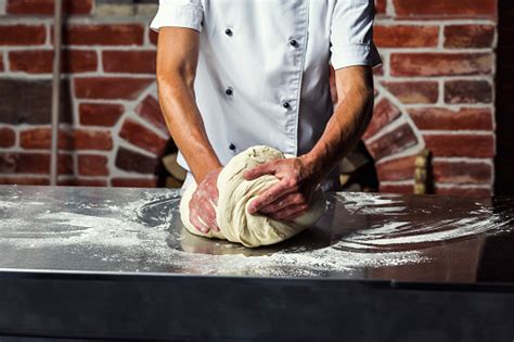 요리사 피자 반죽 만들기입니다 남자 손 준비 빵 제빵과 제과의 개념 가사 집안일에 대한 스톡 사진 및 기타 이미지 가사 집안일 가정 주방 가정의 방 Istock