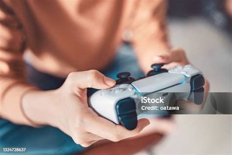 여자 손 놀이 A 컴퓨터 게임 와 조이스틱 Brand Name Video Game에 대한 스톡 사진 및 기타 이미지