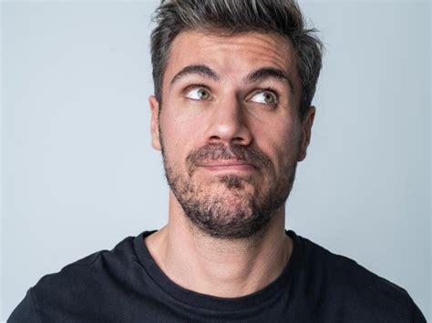 Άκης Πετρετζίκης Δε φαντάζεστε ποιο είναι το πραγματικό του όνομα