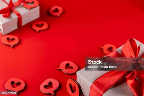 리본이 달린 빨간 리본으로 묶인 선물 상자가 있는 구성 빨간 배경에 하트클로즈업 연인이나 발렌타인 데이를 위한 컨셉 개념에 대한 스톡 사진 및 기타 이미지 Istock