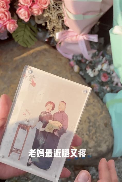 乔爸冬至日看望乔任梁，墓碑前放置夫妻合影，一家三口另类团聚kimi儿子墓地