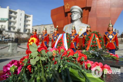 Маршал Г К Жуковын хөшөөнд цэцэг өргөлөө News Mn
