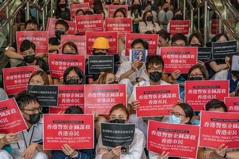 【更新】813機場集會 陸男子被疑是公安 反送中 癱瘓 航班全部取消 大紀元