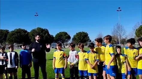 Exemplo ‘Árbitro Dá Masterclass De Pedagogia Em Jogo De Benjamins