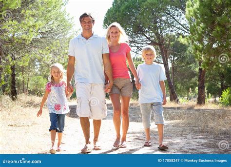 Twee Jonge Paren Die In Park Samen Lopen Stock Afbeelding Image Of