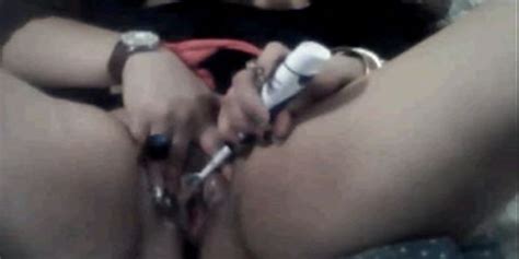 Latina Masturbandose Con Cepillo De Dientes