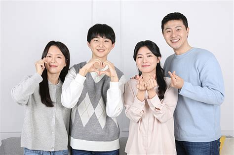 유토이미지 나의가족 나란히 서서 손하트 포즈 취하는 가족 사진 이미지