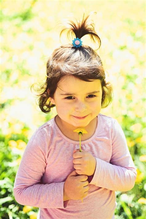Gesicht Skincare Allergie Zu Den Blumen Fr Hjahrtulpen R Gl Ckliche Kindheit Wenig Stockfoto