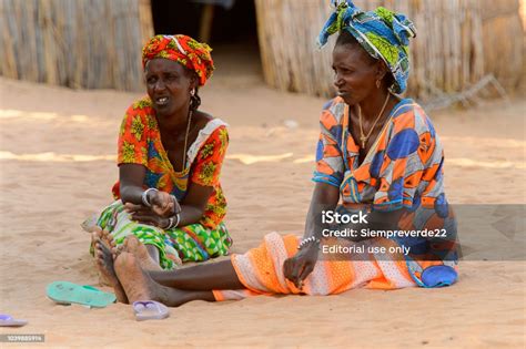 미확인된 Fulani 사람들이 판 잣 집 근처 바닥에 찾습니다 Fulanis 는 서 아프리카의 Savannahs에서 가장 큰