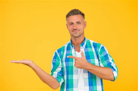 어떻게 이것에 대해 제품 프레젠테이션 남자 자신감 얼굴 뭔가 복사 공간을 보여줍니다 가이 제품을 시연합니다 상업 광고 프로모션 개념입니다 남성용 제품 홍보 제품 출시 간판에