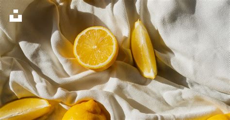 흰색 섬유에 오렌지 과일 사진 Unsplash의 무료 음식 이미지