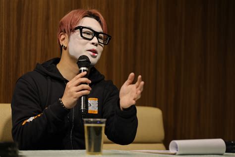 金爆・鬼龍院翔、ビブラート習得のコツは「gacktさんを歌うこと」 全国のjoysoundにヒトカラの様子を届ける｜real Sound
