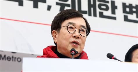 부산 북강서갑 출마 기자회견 갖는 서병수 의원
