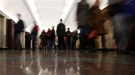 В Москве пассажир упал под прибывающий поезд метро и выжил Мослента