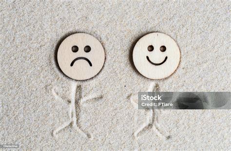 해변의 모래에 두 개의 나무 얼굴 개념 플랫 레이 감정 맨 위 보기 2명에 대한 스톡 사진 및 기타 이미지 2명 가족