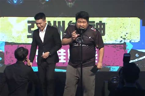 電競大賞失控！統神衝上台怒噴toyz「販毒狗」
