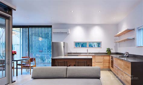 Оюутнууд дахин ашигласан барилгын материалаар гоёмсог хямд сууц барьжээ