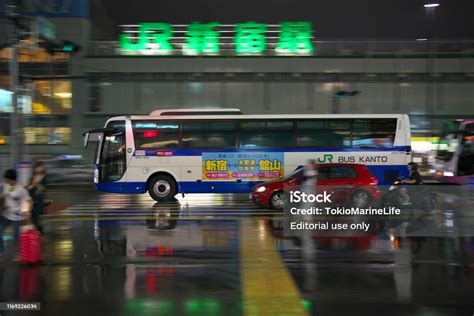Jr 신주쿠역에서 비가 오는 신주쿠역에서 바라보는 신주쿠 고속도로 버스 터미널에서 출발하는 고속버스 패닝 Jr에 대한 스톡 사진
