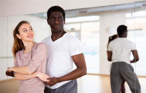Adultos Bailando Bailes De Salón De Baile Lento En Parejas Foto De
