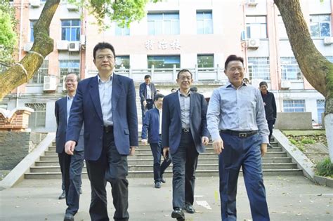 校友梁稳根回母校！
