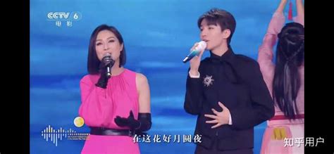 王菲在湾区升明月演唱为什么不戴耳返？ 知乎