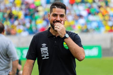 António Oliveira Celebra Permanência Do Cuiabá Na Série A E Exalta O