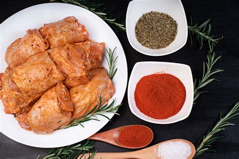 신선한 로즈마리 가지와 다양한 향신료와 나무 숟가락흰색 접시에 빨간 양념 치킨 허벅지 상단 보기 클로즈업 닭고기에 대한 스톡 사진 및 기타 이미지 Istock