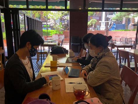 풀뿌리여성네트워크 바람 참새 둘과 함께 한 사무국 회의 매주 목요일 오전 사무국 회의를 대면으로