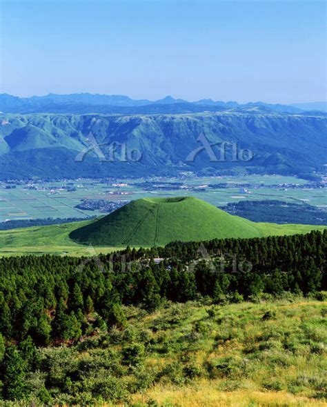 熊本県 米塚と阿蘇外輪山 1948799 の写真素材 アフロ