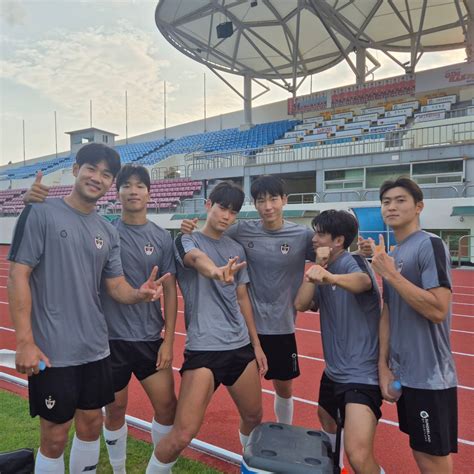 김해시청축구단 김해fc 우리팀 막내들 단체사진🤗 토요일 훈련을 열심히 마치고 포토 타임 가졌습니다📸🫡 Instagram