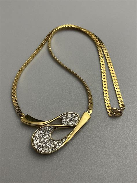 Vintage Signed Trifari Gold Tone Pave Rhinestone Crys… Gem