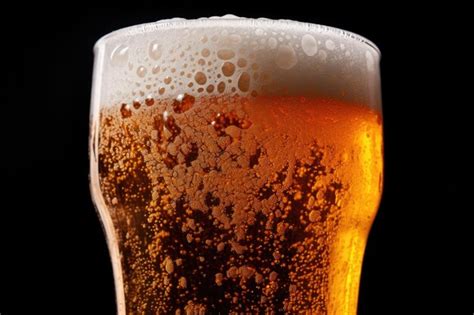 Cerveza Ligera Artesanal Fría En Vaso Con Gotas De Agua Foto Premium