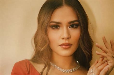 Seksi Berkelas Raisa Pamer Kaki Mulus Pakai Dress Belahan Tinggi Stylo