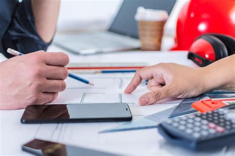Premium Photo Engineers Discussing The Plan With Architectural Team Teamwork And Workflow Concept