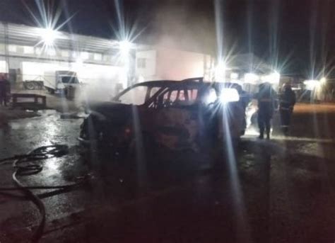 Puerto Tirol Se incendió una camioneta en plena Ruta 16