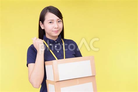 荷物を運ぶ女性宅配人 No 4086970｜写真素材なら「写真ac」無料（フリー）ダウンロードok