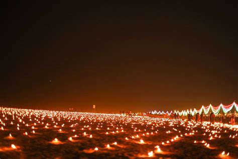 वाराणसी उज्जैन और पुष्कर में देव दिवालीकाशी 10 लाख दीयों से रोशन हुई