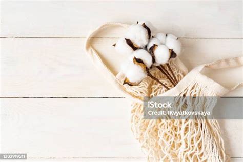 천연 나무 흰색 배경에 면 가지를 가진 화이트 에코 백 메쉬 텍스처 0에 대한 스톡 사진 및 기타 이미지 0 가방 감소