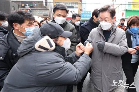 지지자와 인사하는 이재명 대선후보 노컷뉴스