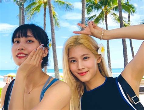Twiceモモandサナ ハワイで休暇、ファンとの写真公開 デバク