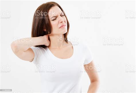 젊은 갈색 머리 여자 느낌 지치고 흰색 배경에 목 통증에서 고통 건강 개념 건강관리와 의술에 대한 스톡 사진 및 기타 이미지