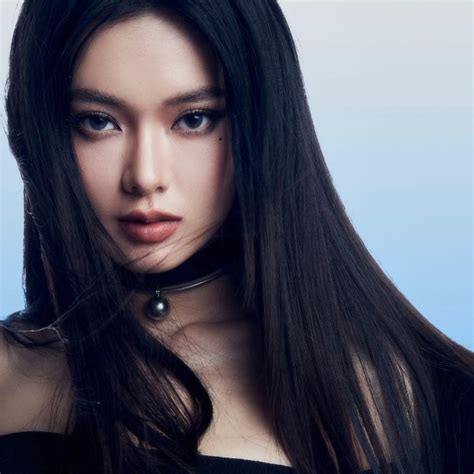 Gái Xinh đỏng đảnh Trong đi Giữa Trời Rực Rỡ Ngoài đời Cực Slay