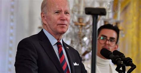 성소수자 인권의 달 리셉션서 연설하는 바이든