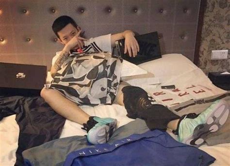 李小璐夜宿门前传PGONE圣诞节夜访李小璐香闺贾乃亮不在家