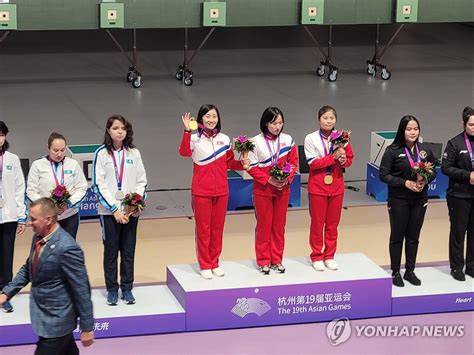 첫 금메달 획득한 북한 선수들 연합뉴스