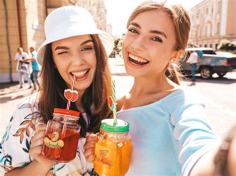 유행 여름 옷을 입고 두 젊은 아름 다운 웃는 Hipster 여자 무료 사진