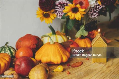 가을 정물 세련된 호박 가을 꽃 열매 나뭇잎 소박한 나무 테이블에 양초 행복한 추수 감사절 텍스트 공간이있는 계절 인사말 카드 템플릿 대기 배너 10월에 대한 스톡 사진 및