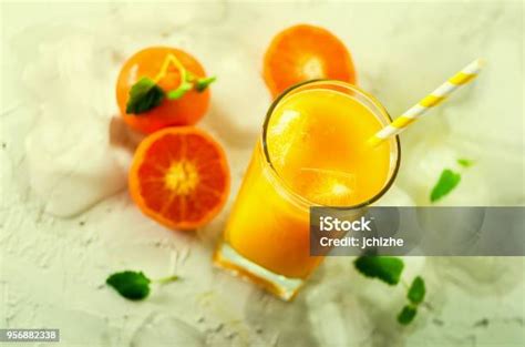 신선한 오렌지 주스 민트와 얼음 백색 배경에 평면도 공간을 복사합니다 여름 칵테일 음료입니다 격 조 효과 0명에 대한 스톡 사진 및 기타 이미지 Istock