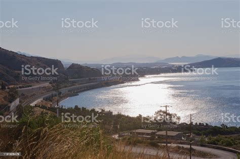 배경에 맑은 푸른 물 황금 모래 화려한 보트와 산과 아름다운 해변의 전망 그리스와 이오니아 해의 여름 풍경입니다 0명에 대한 스톡 사진 및 기타 이미지 Istock